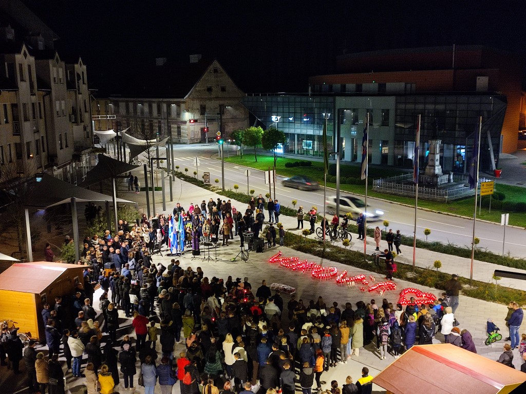 Grad Valpovo - Obilježen Dan sjećanja: Valpovo svijetli za Vukovar